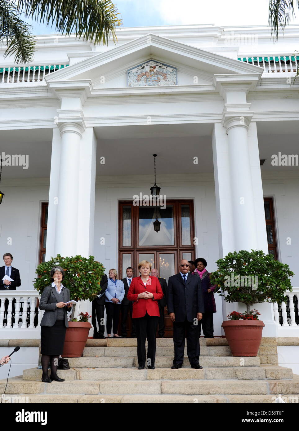 The German Chancellor Angela Merkel (L) meets the President of South ...