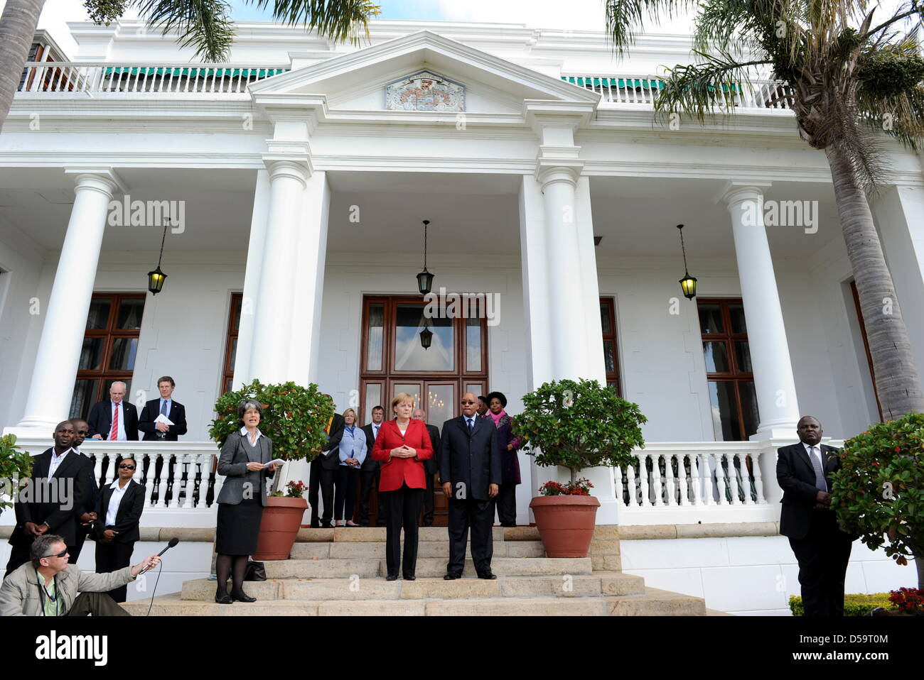 The German Chancellor Angela Merkel (L) meets the President of South ...