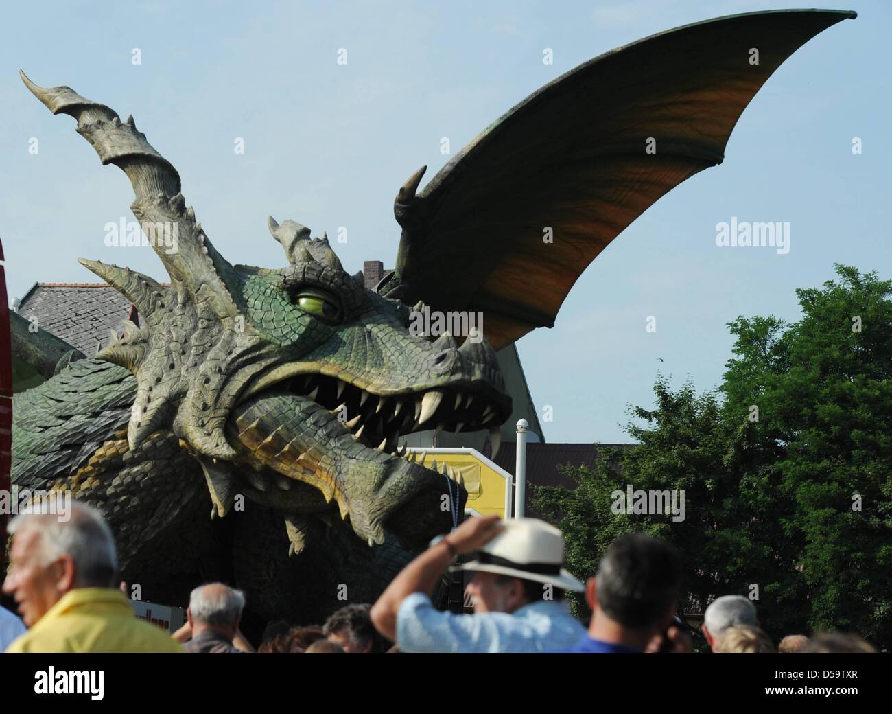 People are welcoming a new and improved dragon in Furth im Wald ...