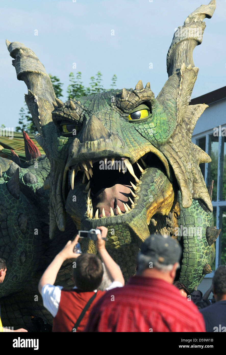 People are welcoming a new and improved dragon in Furth im Wald ...