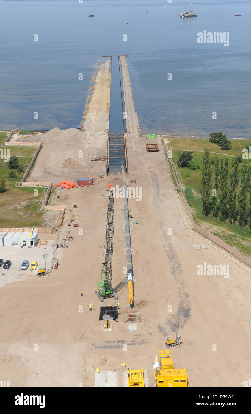 Pipelay barge 'Castoro 10' lays pipes for Nord Stream pipeline off ...