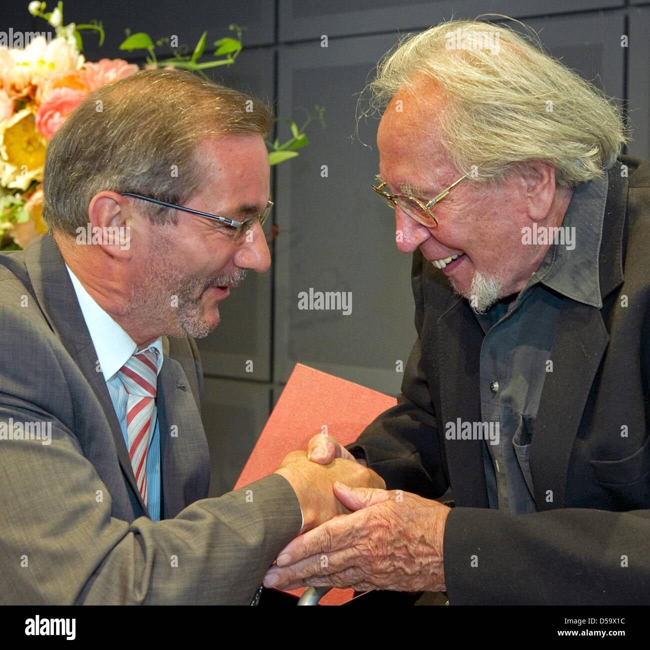 German painter Bernhard Heisig smiles in front of his work in ...