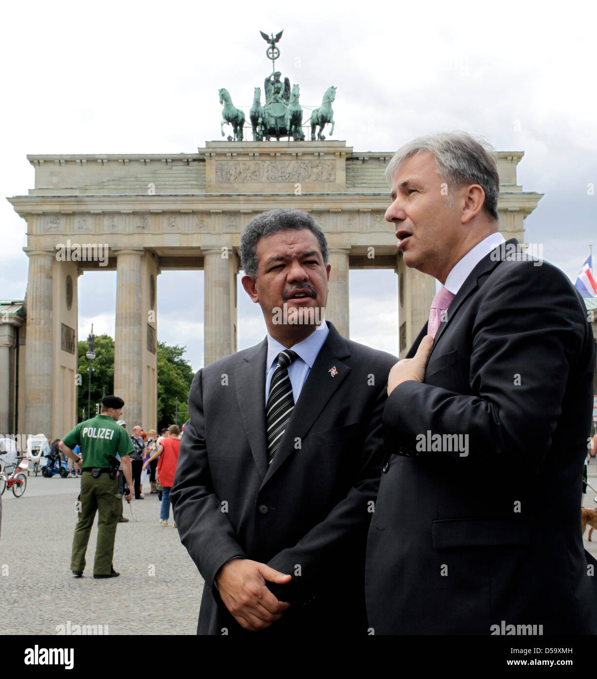 Berlin Lord Mayor Kluas Wowereit (R) shows Dominican President Leonel ...