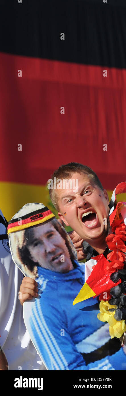 Germany supporters cheer the German national squad in Cologne, Germany ...