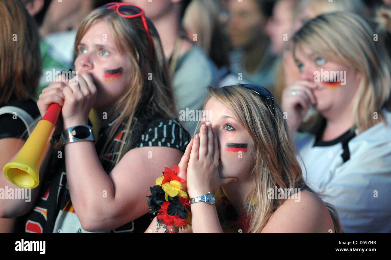 Soccer fans are obviously disappointed at the 'Fanfest' in Heidelberg ...