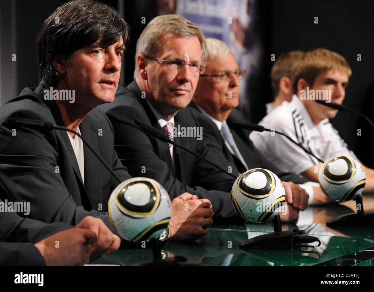 German coach Joachim Loew (L-R), German President Christian Wulff (CDU ...