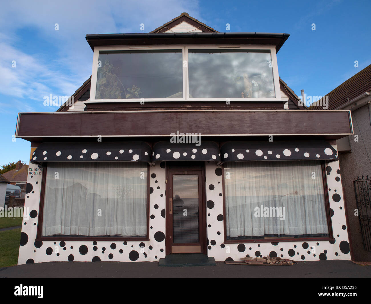 Black dots house hi-res stock photography and images - Alamy