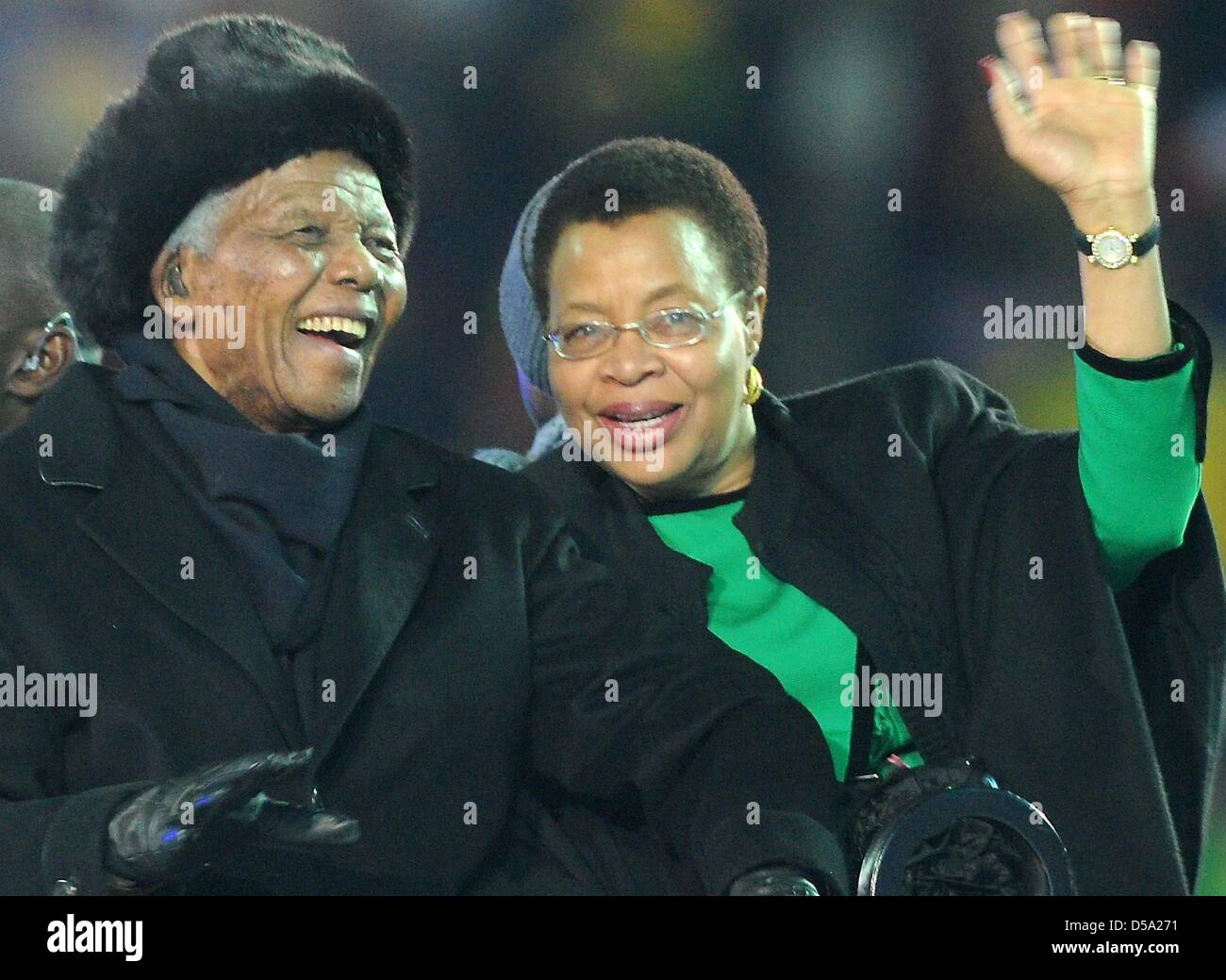 Former South African President Nelson Mandela and his wife Graca Machel ...