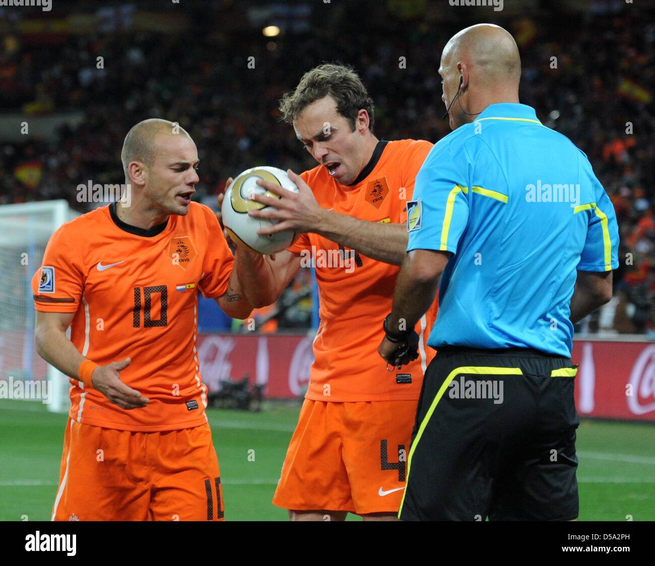 2010 world cup final howard webb hi-res stock photography and images ...