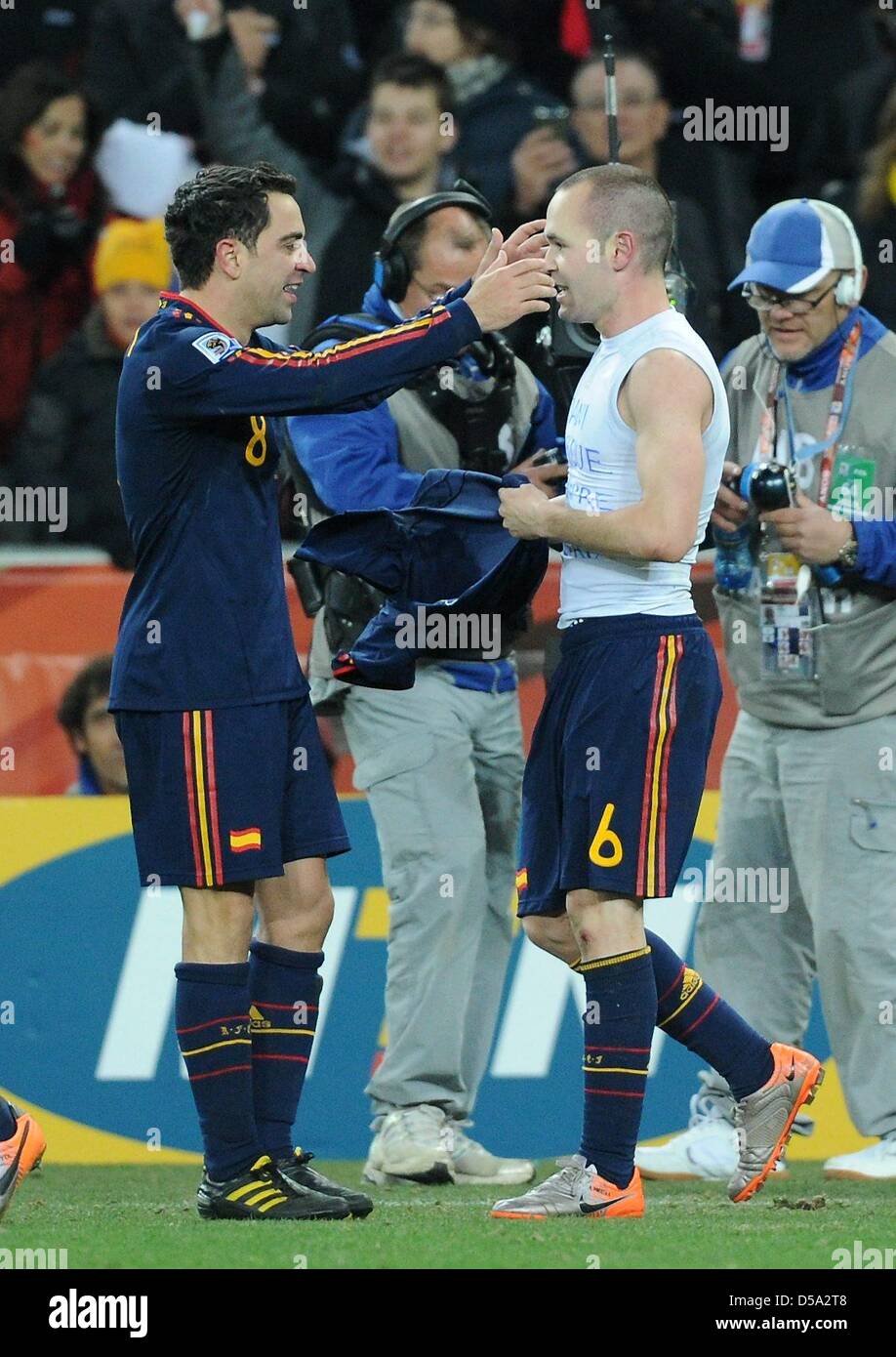 Xavi and iniesta hi-res stock photography and images - Alamy