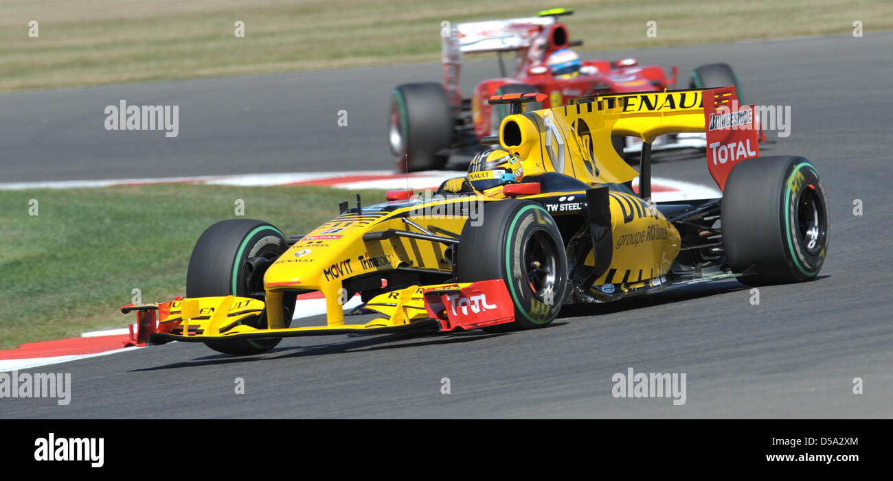 Der polnische Formel-1-Rennfahrer Robert Kubica von Renault vor dem dem ...
