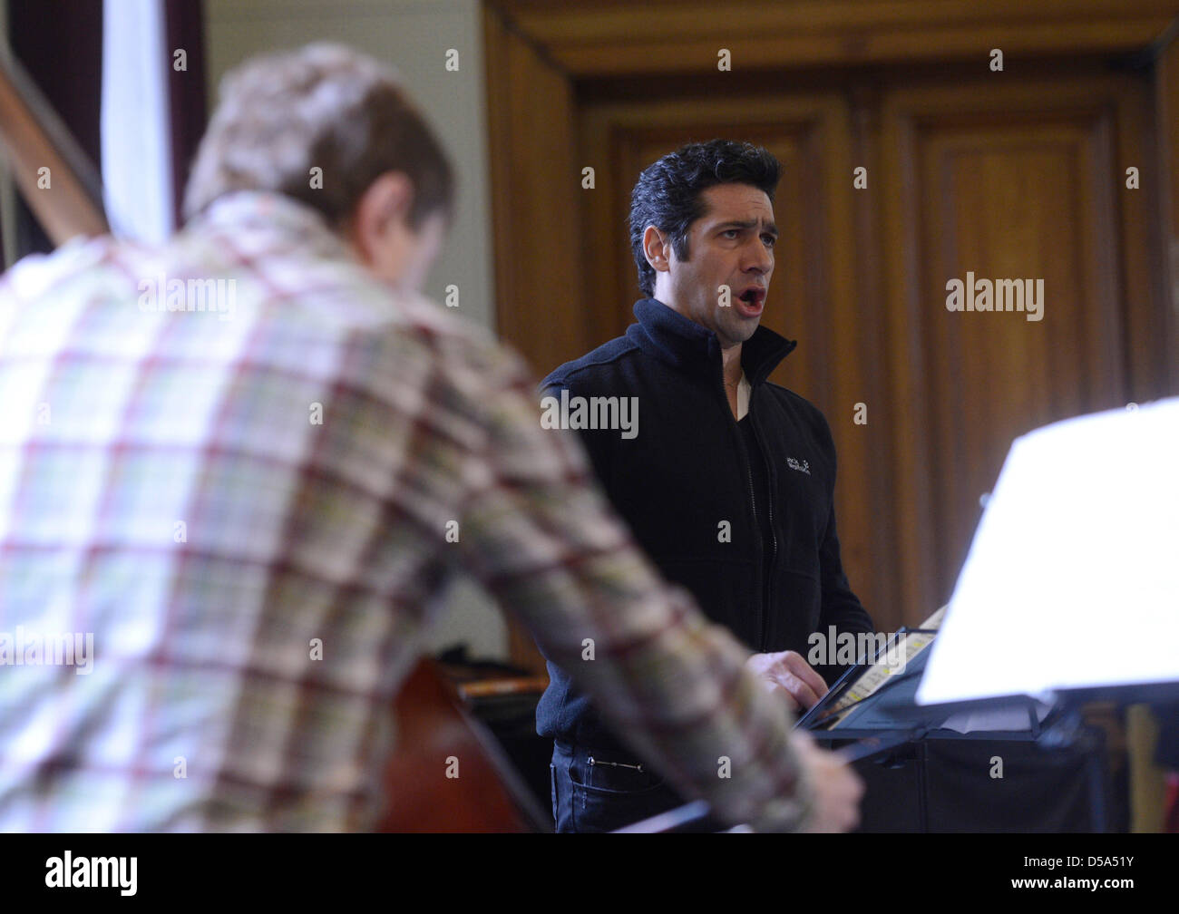 Singer bass baritone hi-res stock photography and images - Alamy