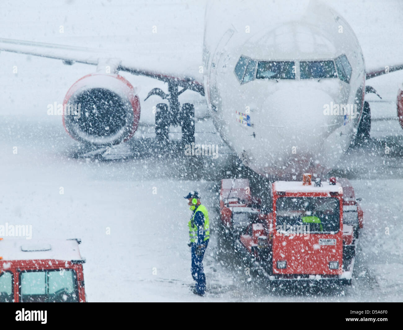 Plane runway blizzard hi-res stock photography and images - Alamy