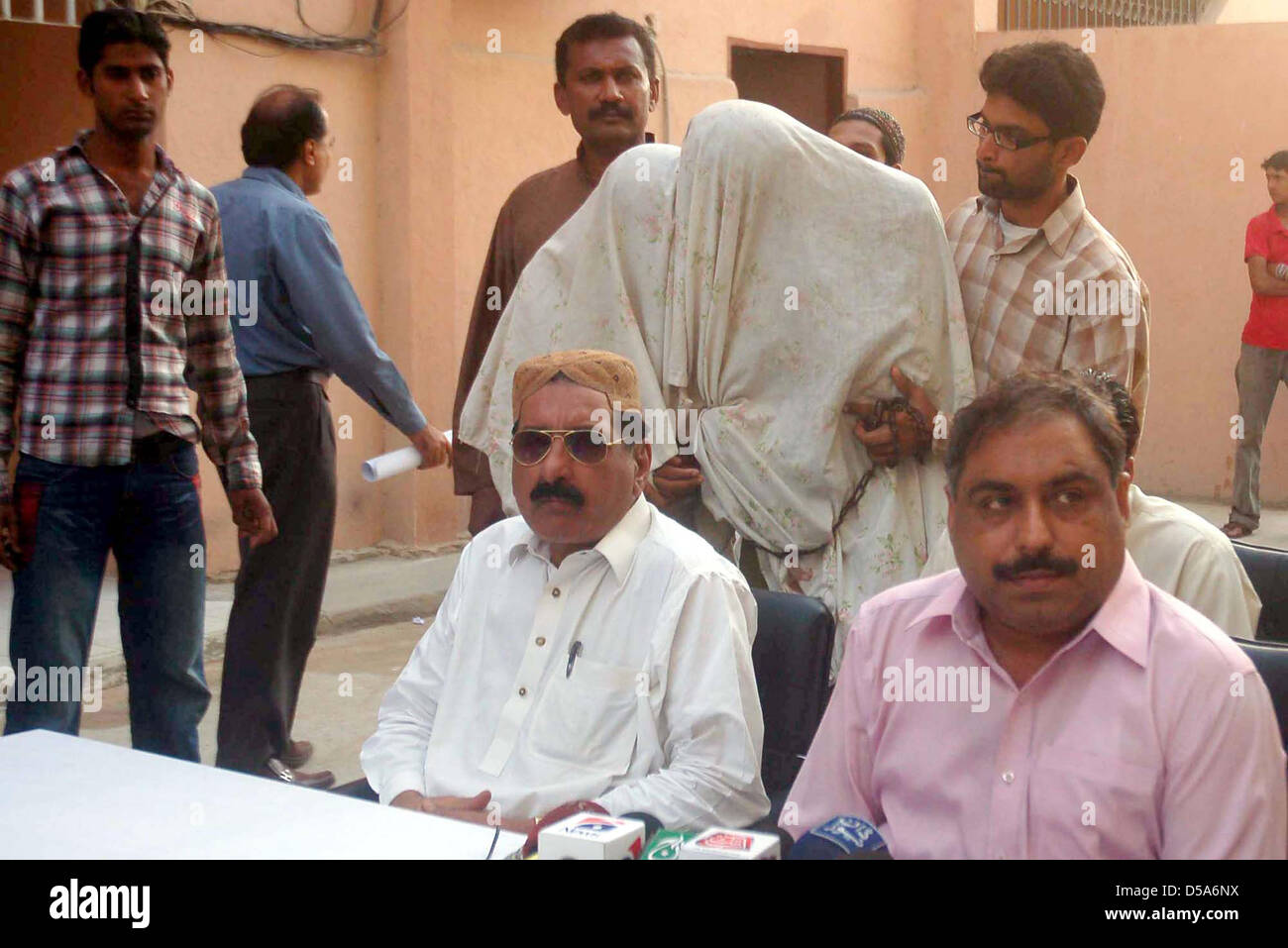 Karachi, Pakistan. 27th March, 2013. CID Civil Line Police official, SP ...