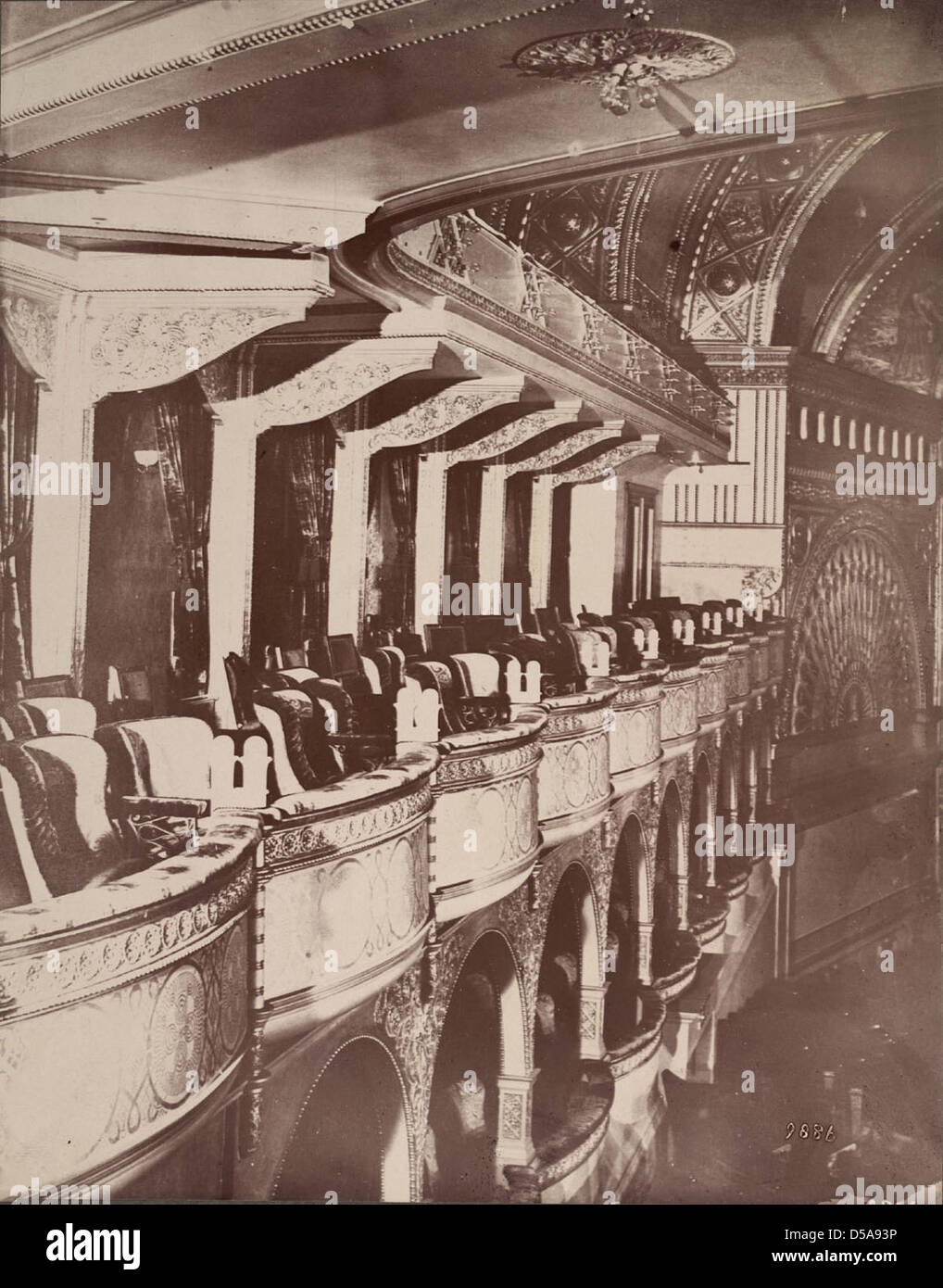 Theater box seats hi-res stock photography and images - Alamy