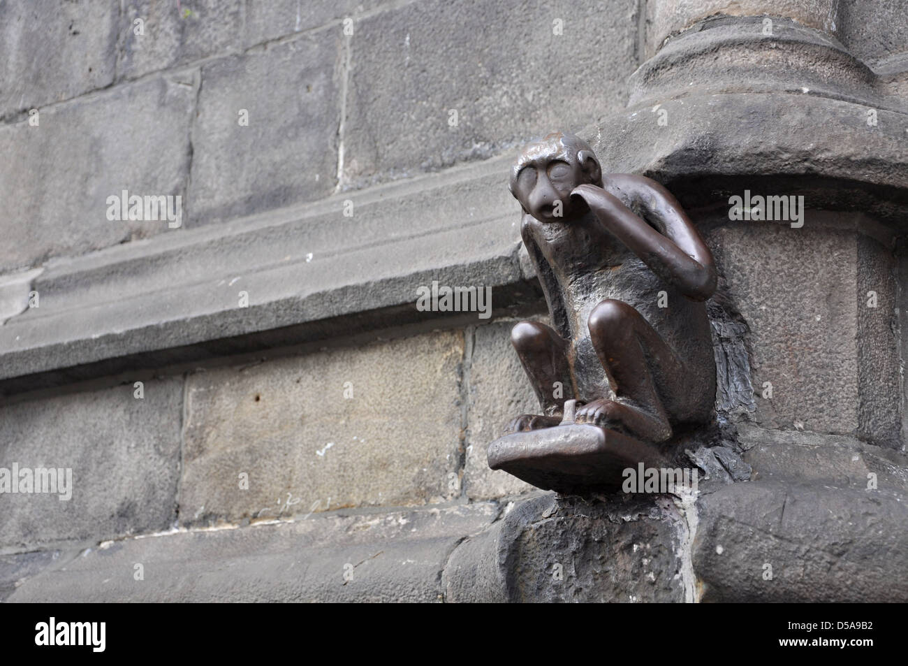 Bronze monkey statue hi-res stock photography and images - Alamy