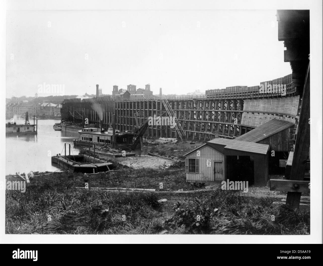 Coal loading in port Black and White Stock Photos & Images - Alamy