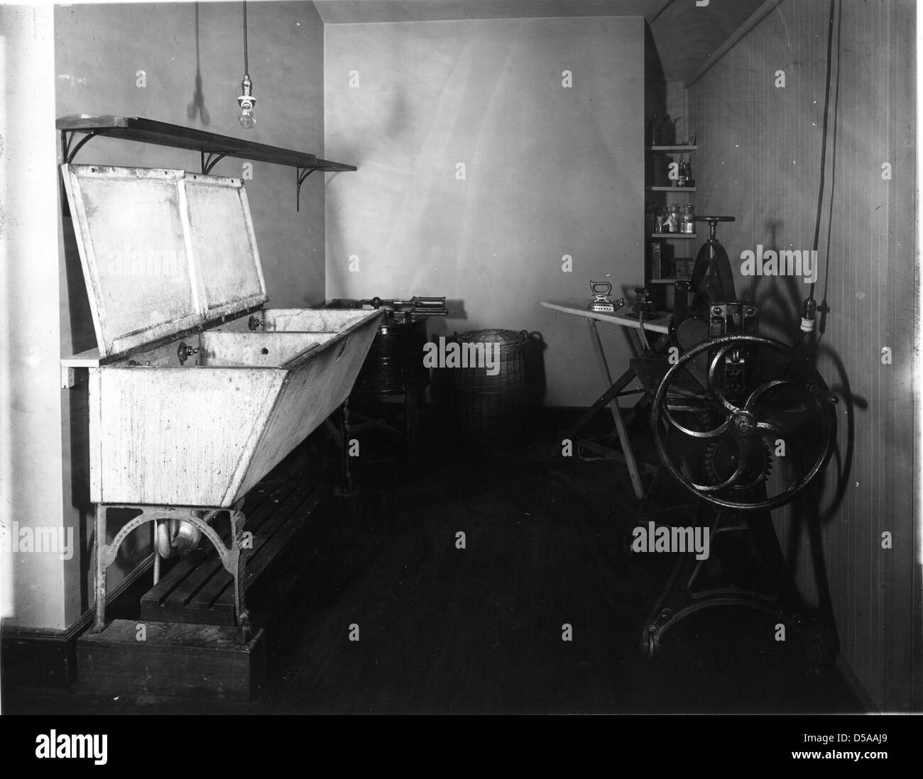 Vintage laundry equipment hi-res stock photography and images - Alamy