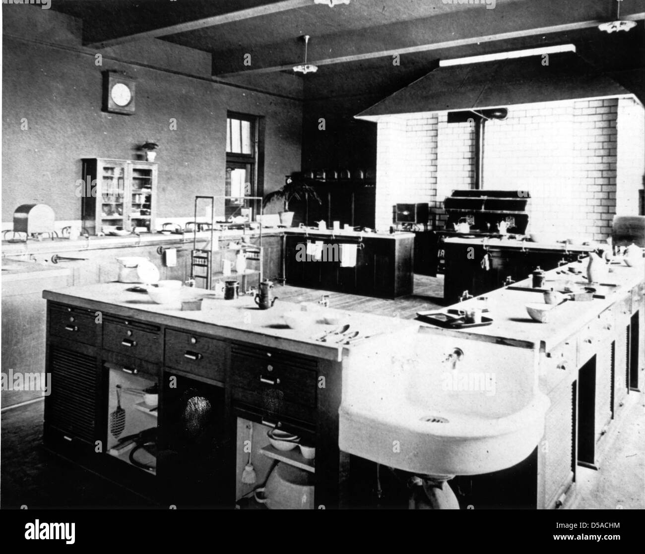 Domestic school 1910 hi-res stock photography and images - Alamy