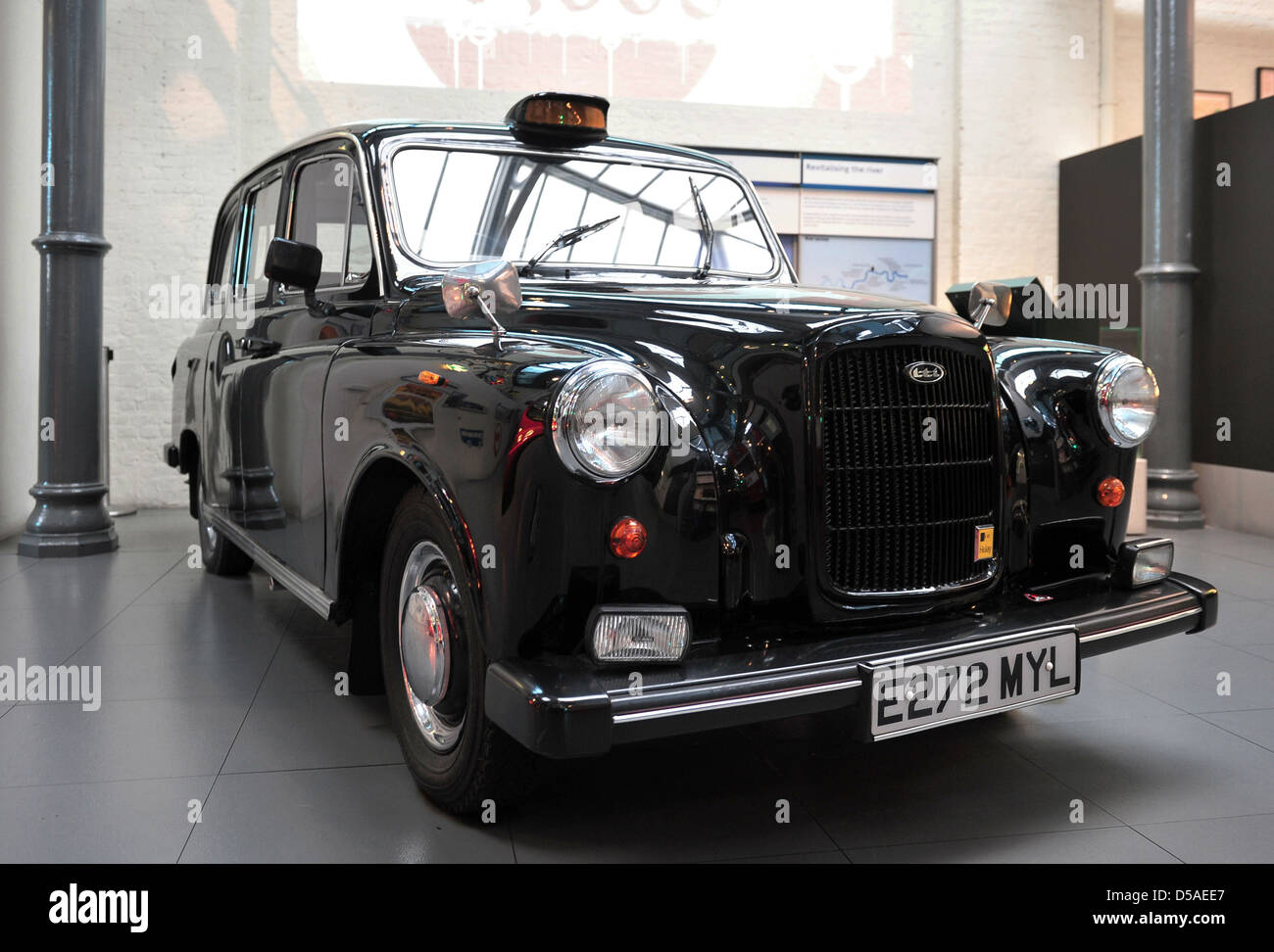 Vintage london taxi hi-res stock photography and images - Alamy