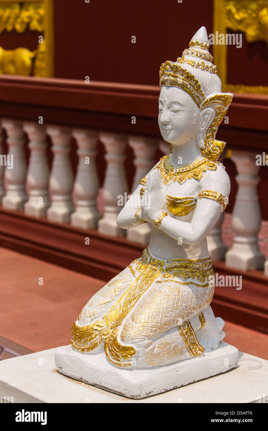 Woman sitting statue hi-res stock photography and images - Alamy