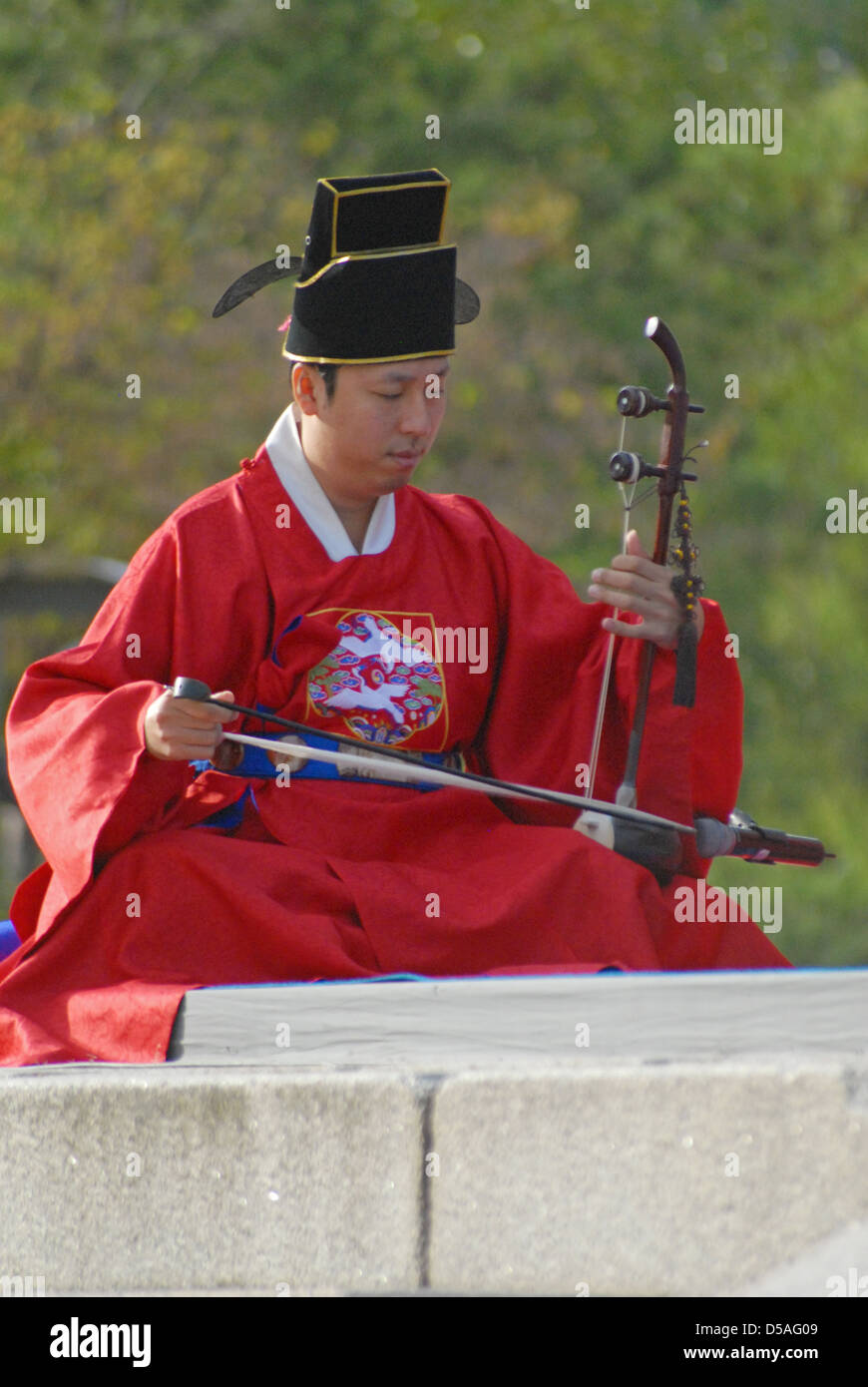 Man playing a Hae-geum, Gyeongbokgung Palace, Seoul Stock Photo - Alamy