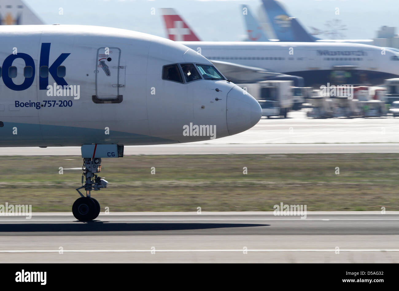 Boeing 757 200 cockpit hi-res stock photography and images - Alamy