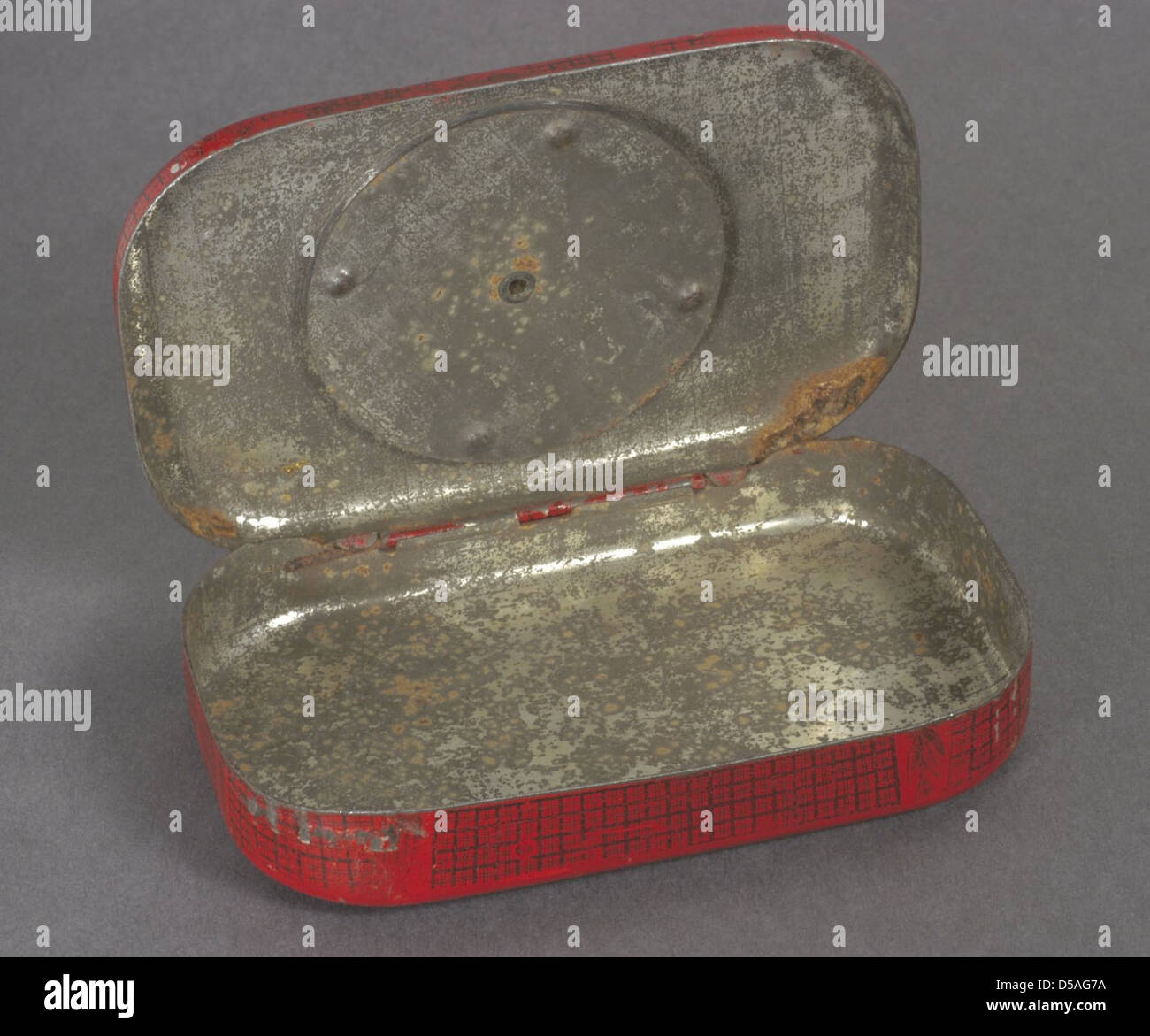 This snuff box, dating from around 1880, features portraits of U.S ...