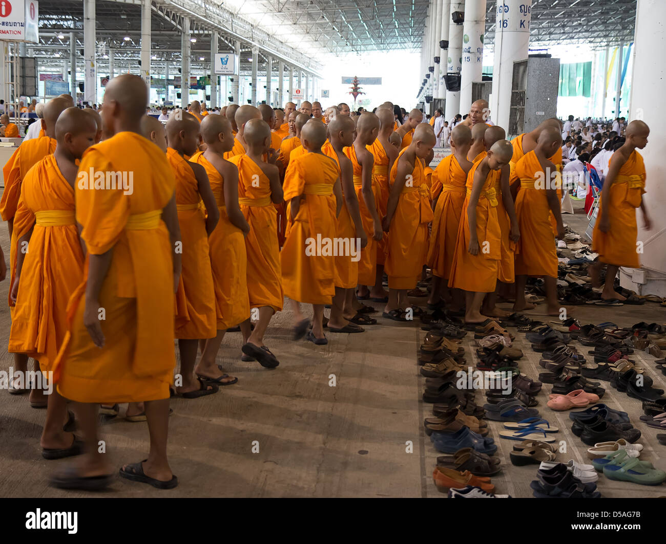 Monk kids thai hi-res stock photography and images - Alamy