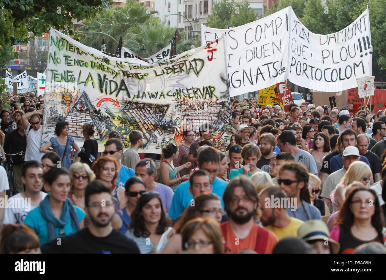 Demonstrators protest during a general strike day against cuttings on ...