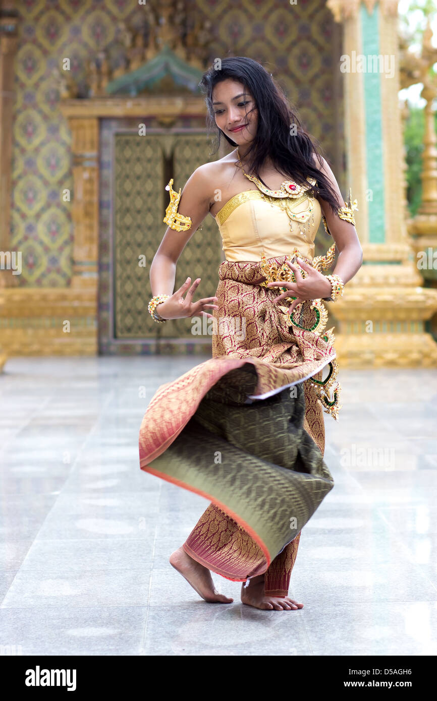 Dancers of the traditional Thai style Stock Photo - Alamy