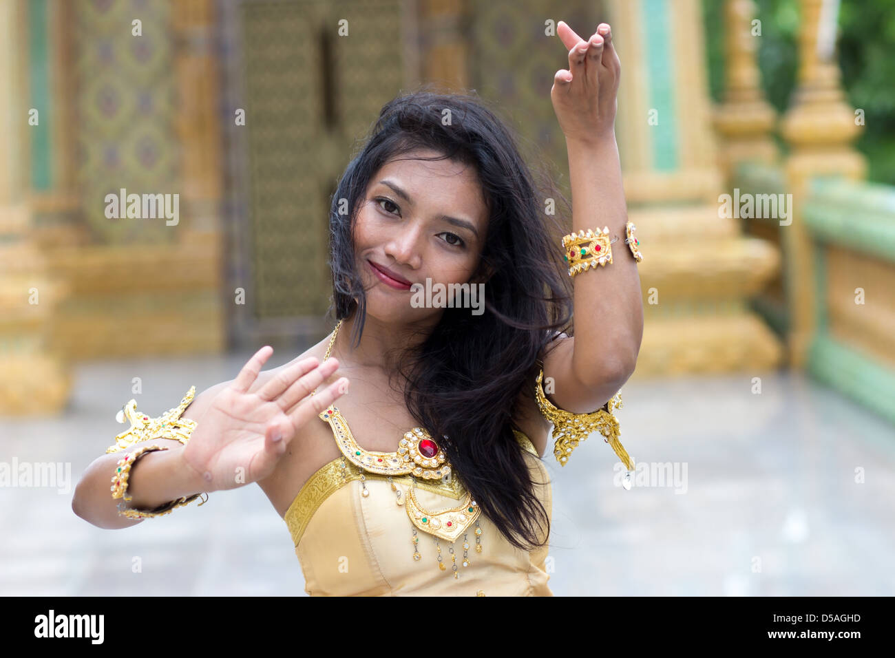 Dancer of the traditional Thai style Stock Photo - Alamy