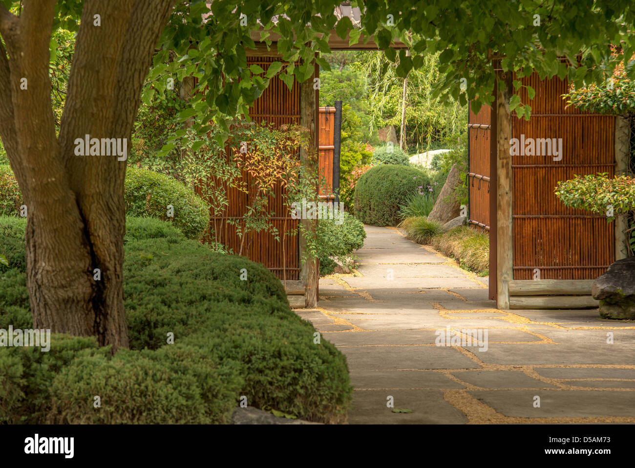 The immaculate Japanese Senzui Water Garden. Himeji Gardens, Adelaide ...