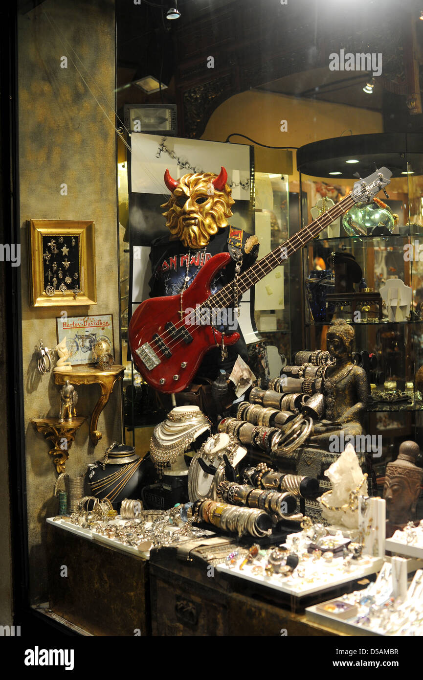 Antique shop hi-res stock photography and images - Alamy