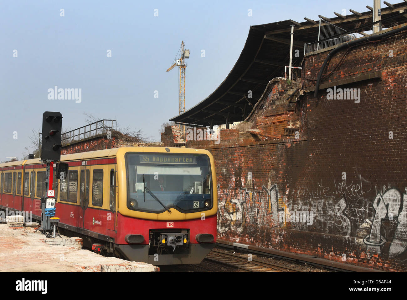 Front of train station hi-res stock photography and images - Alamy