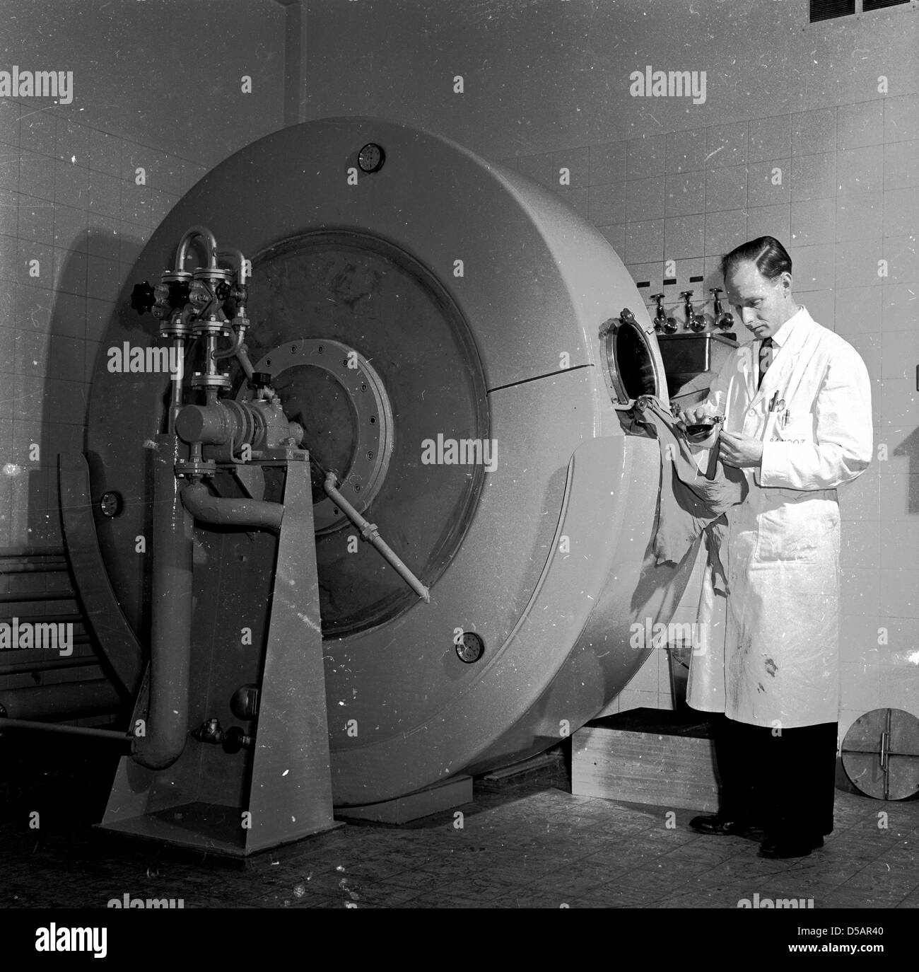 Mechanical engineer 1960s hi-res stock photography and images - Alamy