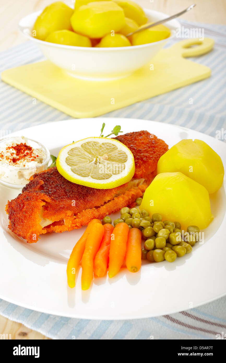 Fish and potatoes Stock Photo - Alamy