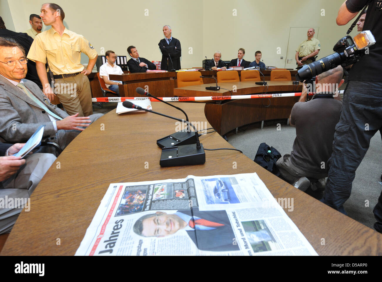 Defendants table hi-res stock photography and images - Alamy