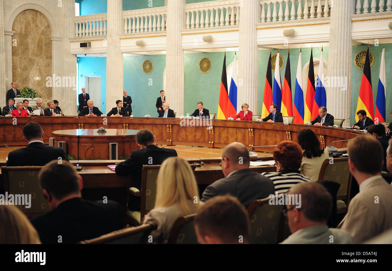 German Chancellor Angela Merkel and Russian President Dimitri Medwedjew ...