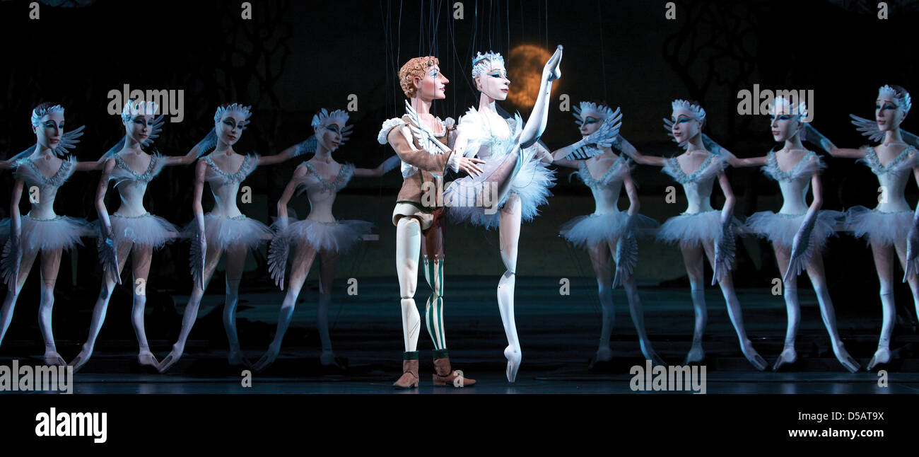 Marionettes performing hi-res stock photography and images - Alamy