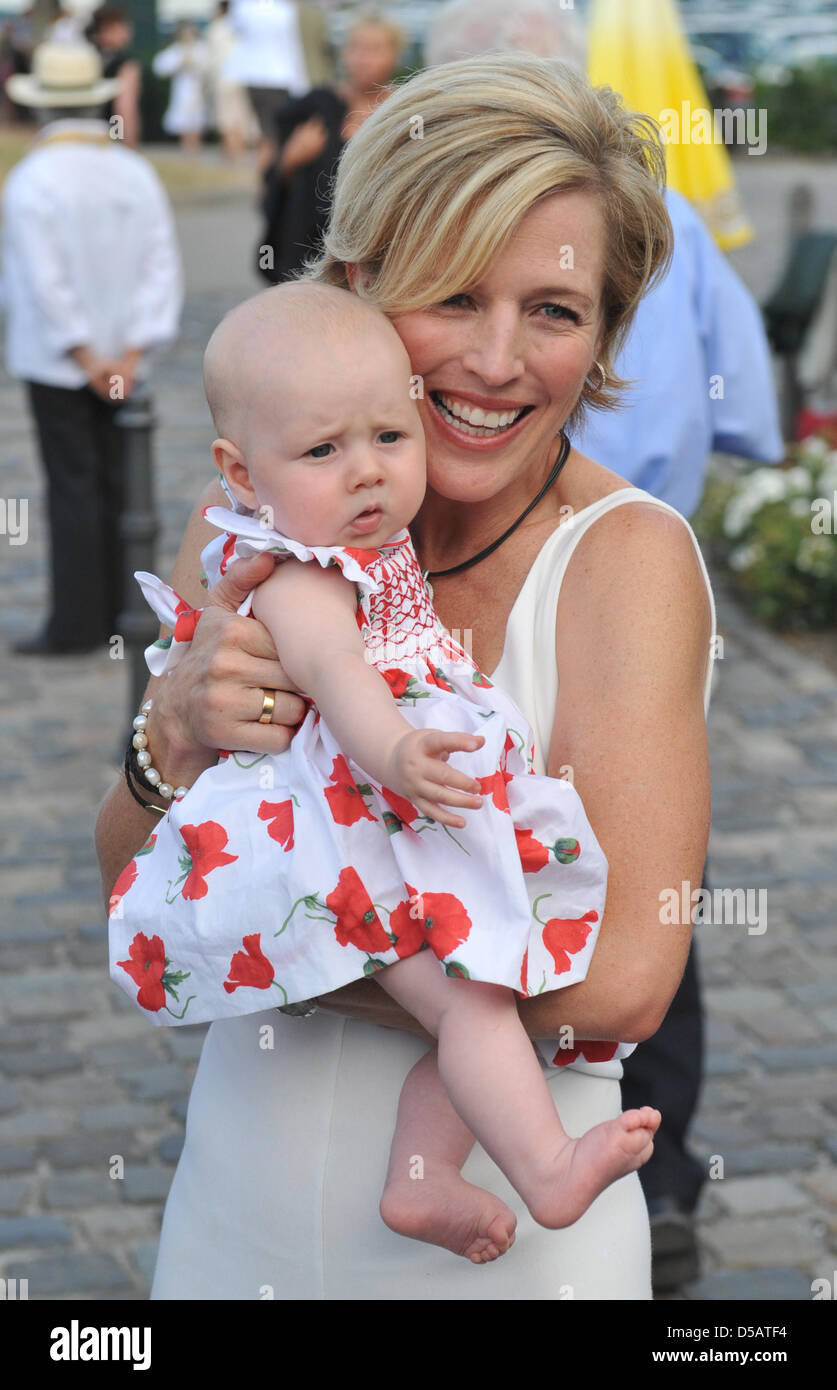 Germany's Ludger Beerbaum (L), Meredith Michaels-Beerbaum (R) and their ...
