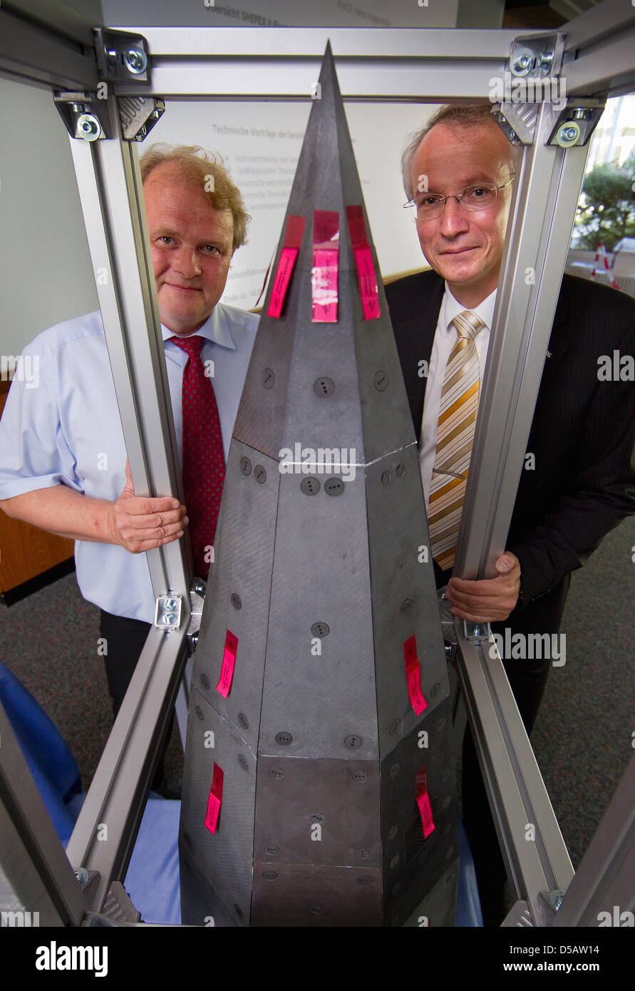SHEFEX project manager Hendrik Weihs (L) and DLR director Heinz Voggenreiter present the pointed ...