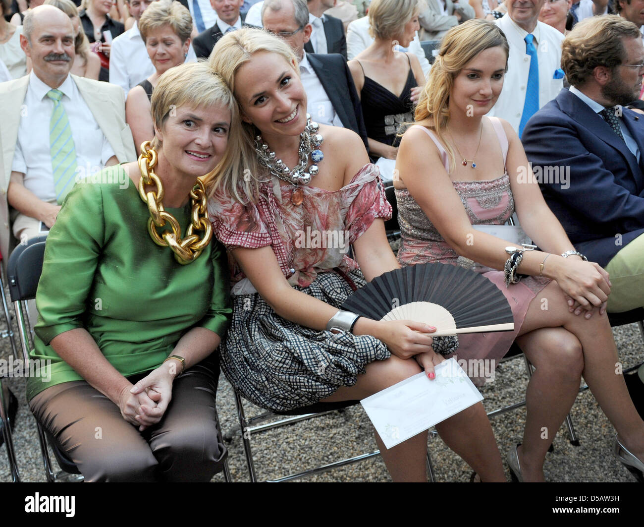Princess Gloria of Thurn and Taxis (L) and her daughters Elisabeth (C ...
