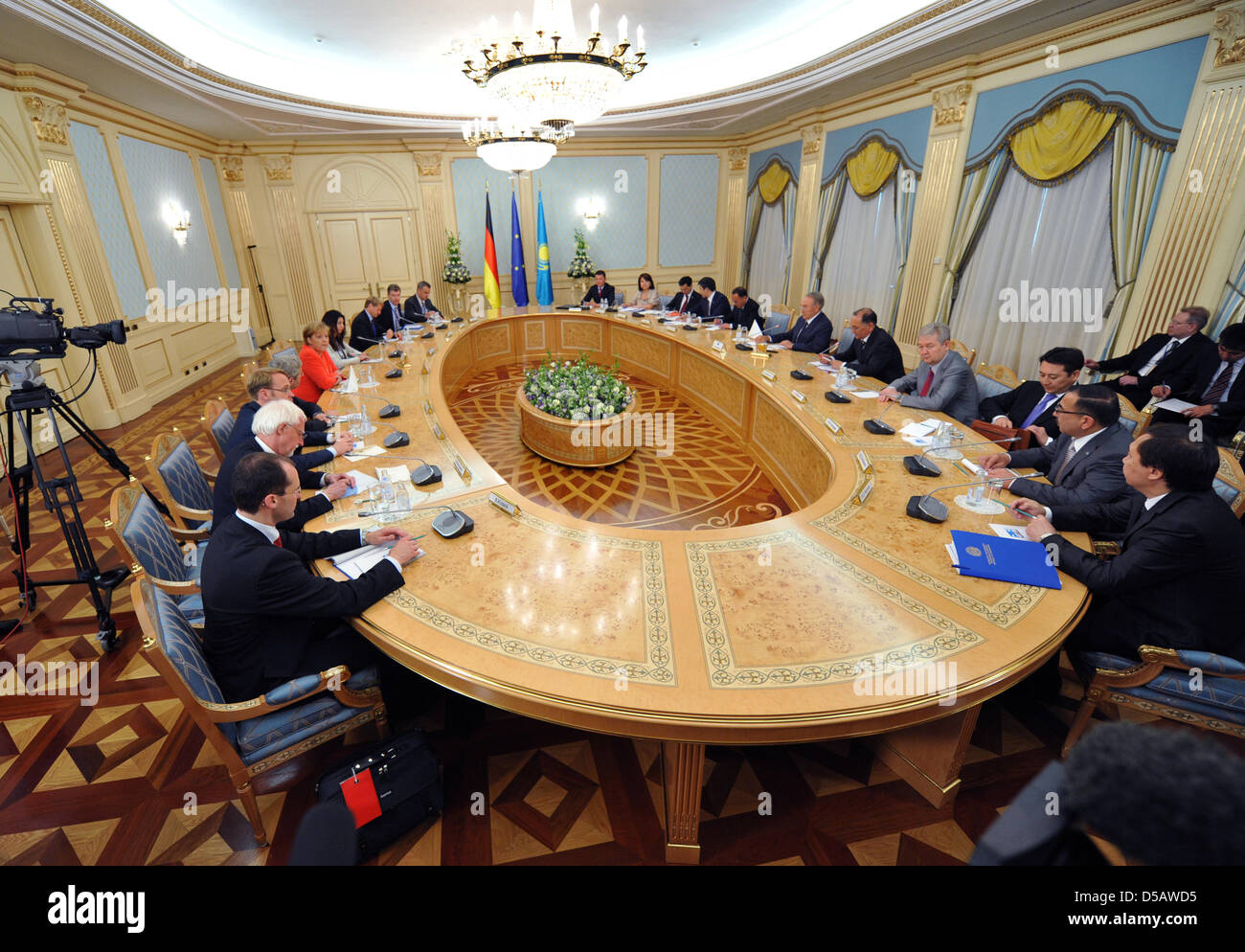 German chancellor toast hi-res stock photography and images - Alamy