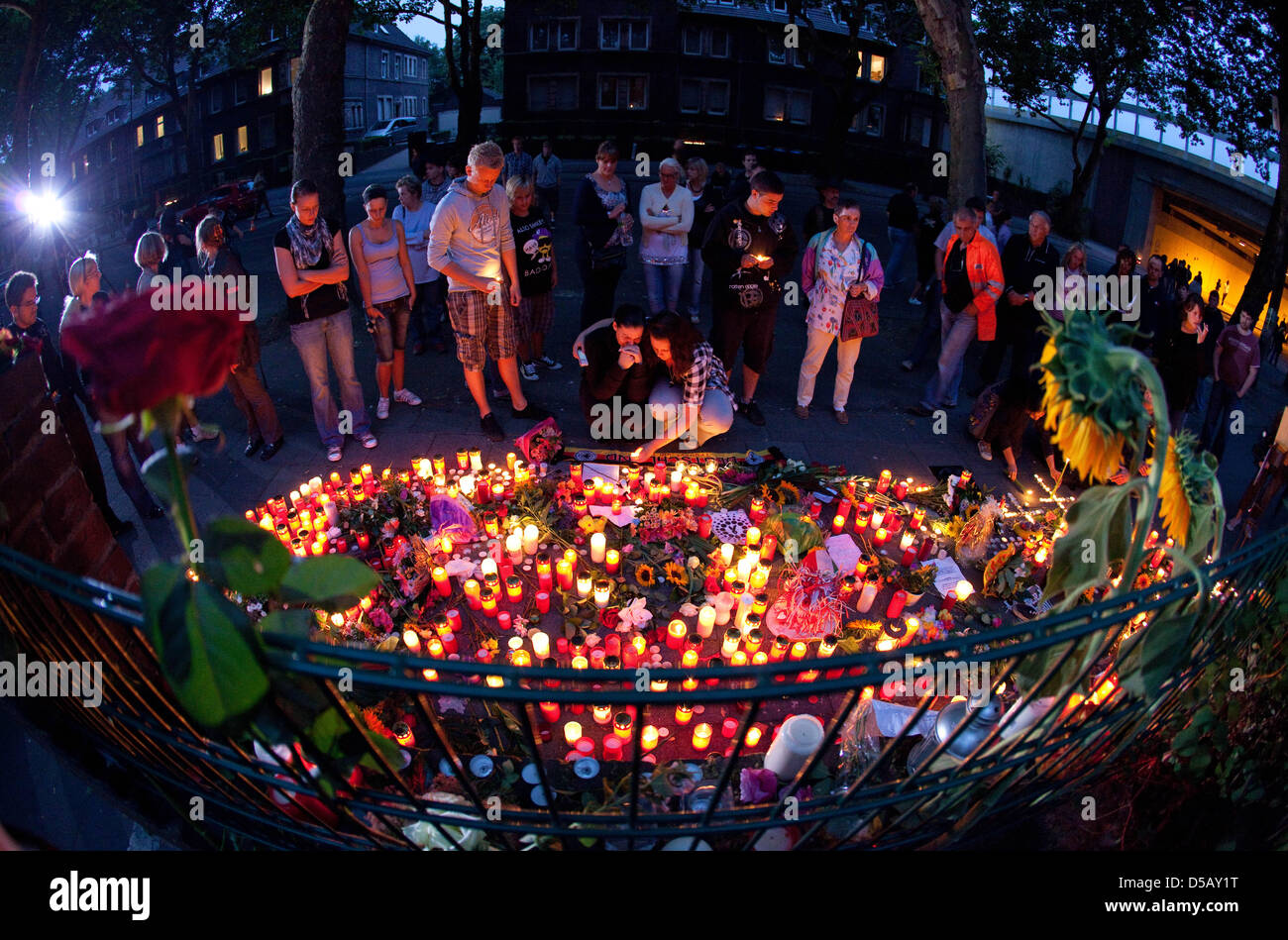 People mourn for the victims of Love Parade disaster in Duisburg ...