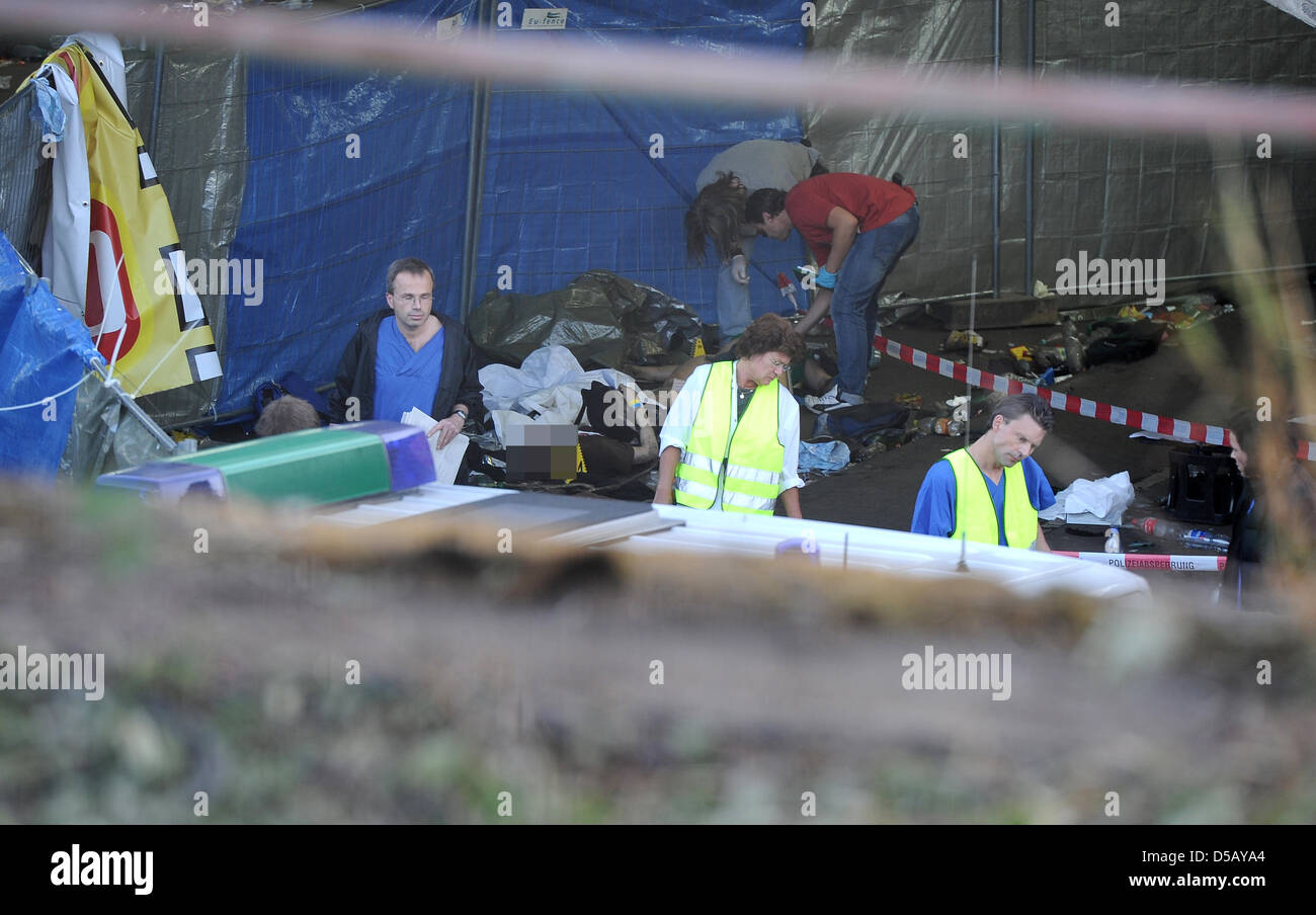 Rescue forces treat people after Love Parade disaster in Duisburg ...