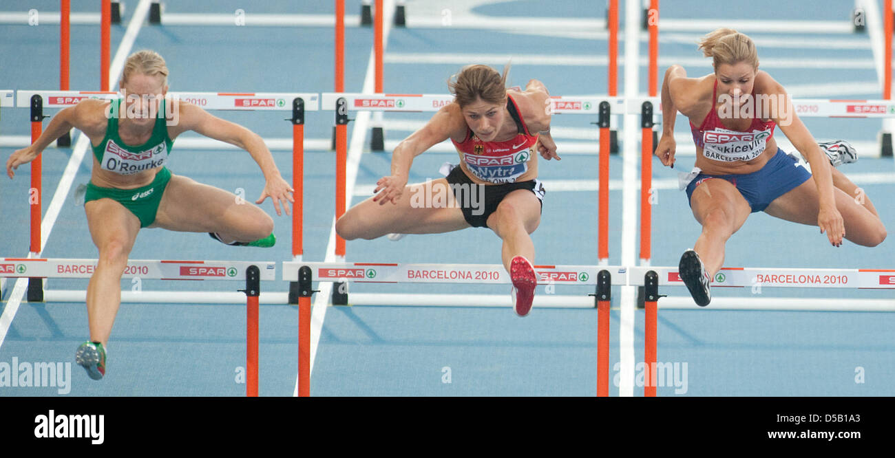 The German hurdler Carolin Nytra (M), Derval O`Rourke (L) from Ireland ...