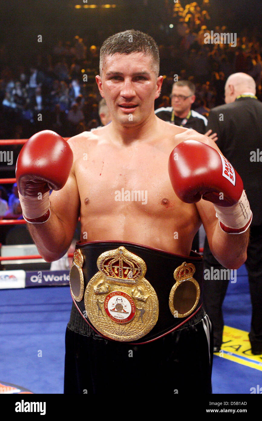 Der Supermittelgewichtsboxer Dimitri Sartison aus Gifhorn feiert am ...