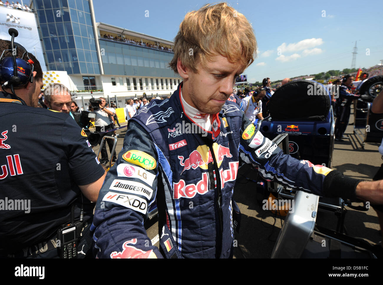 Der deutsche Formel-1-Rennfahrer Sebastian Vettel von Red Bull steht ...