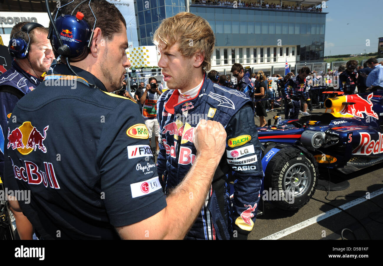 Red bull racing race engineer hi-res stock photography and images - Alamy